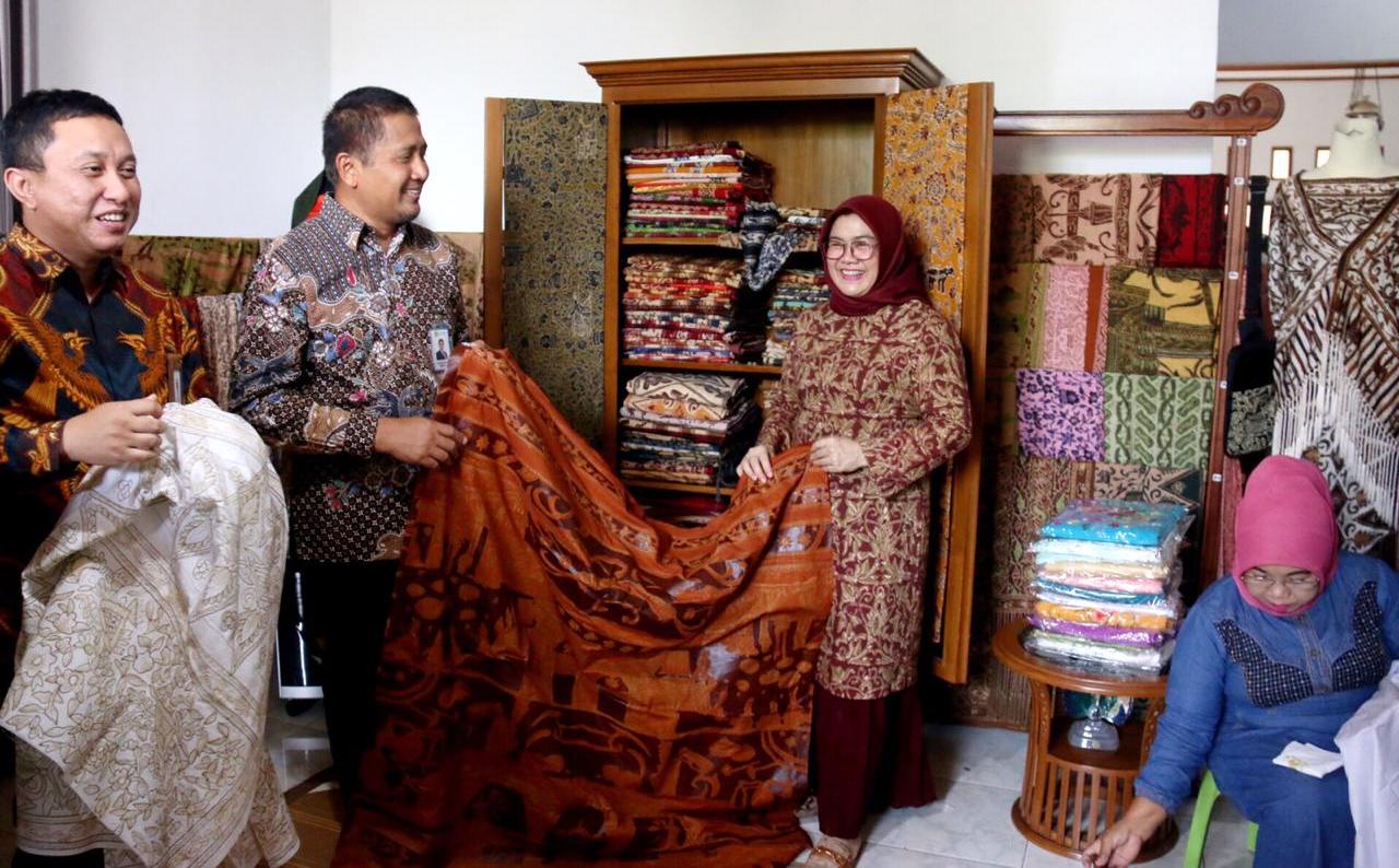 Hari Batik Nasional: Pengrajin Batik Tanah Liek Terima Bantuan Canting ...