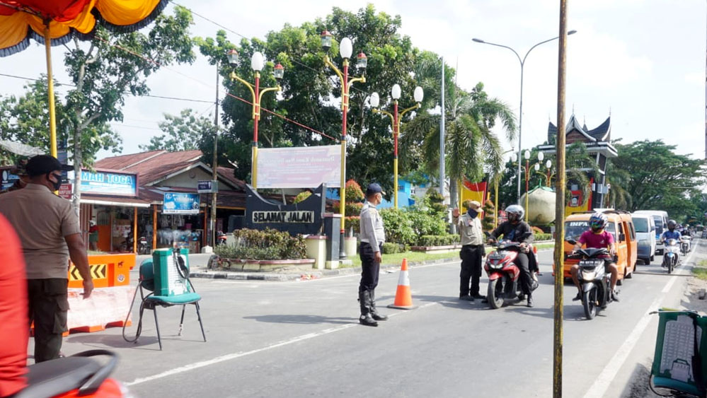 Fokus Bagikan Sembako, Personel Polisi di Padang Ditarik dari Lokasi ...