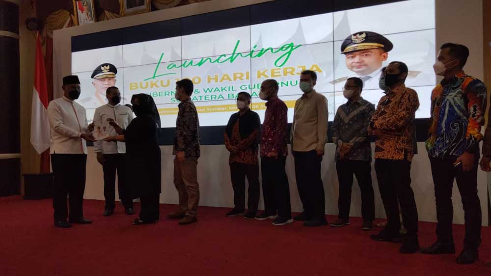 Buku 100 Hari Kerja Gubernur Mahyeldi dan Wagub Audy Diluncurkan Buku 100 Hari Kerja Gubernur Mahyeldi dan Wagub Audy Diluncurkan