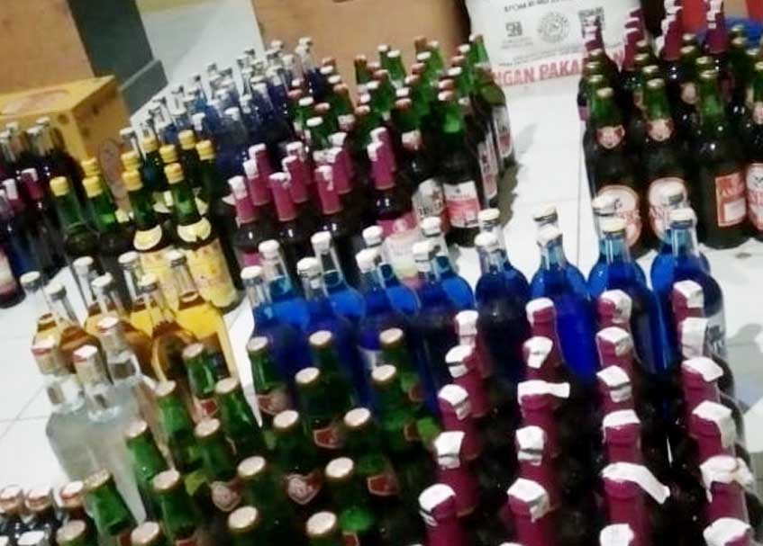 Ratusan Botol Miras Disita di Pesta Pernikahan dan Organ Tunggal di Agam