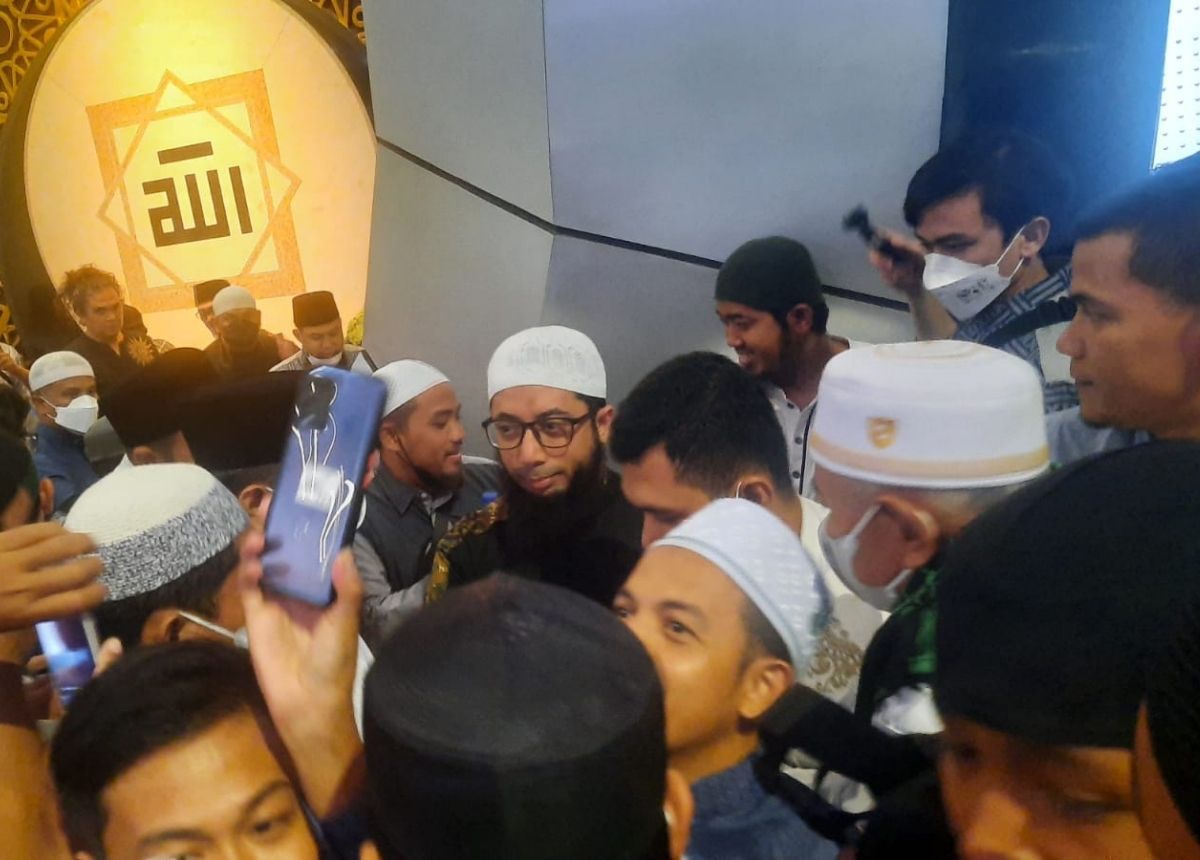 Ustaz Khalid Basalamah Jadi Khatib Salat Jumat di Masjid Raya Sumbar, Bahas Soal Gempa
