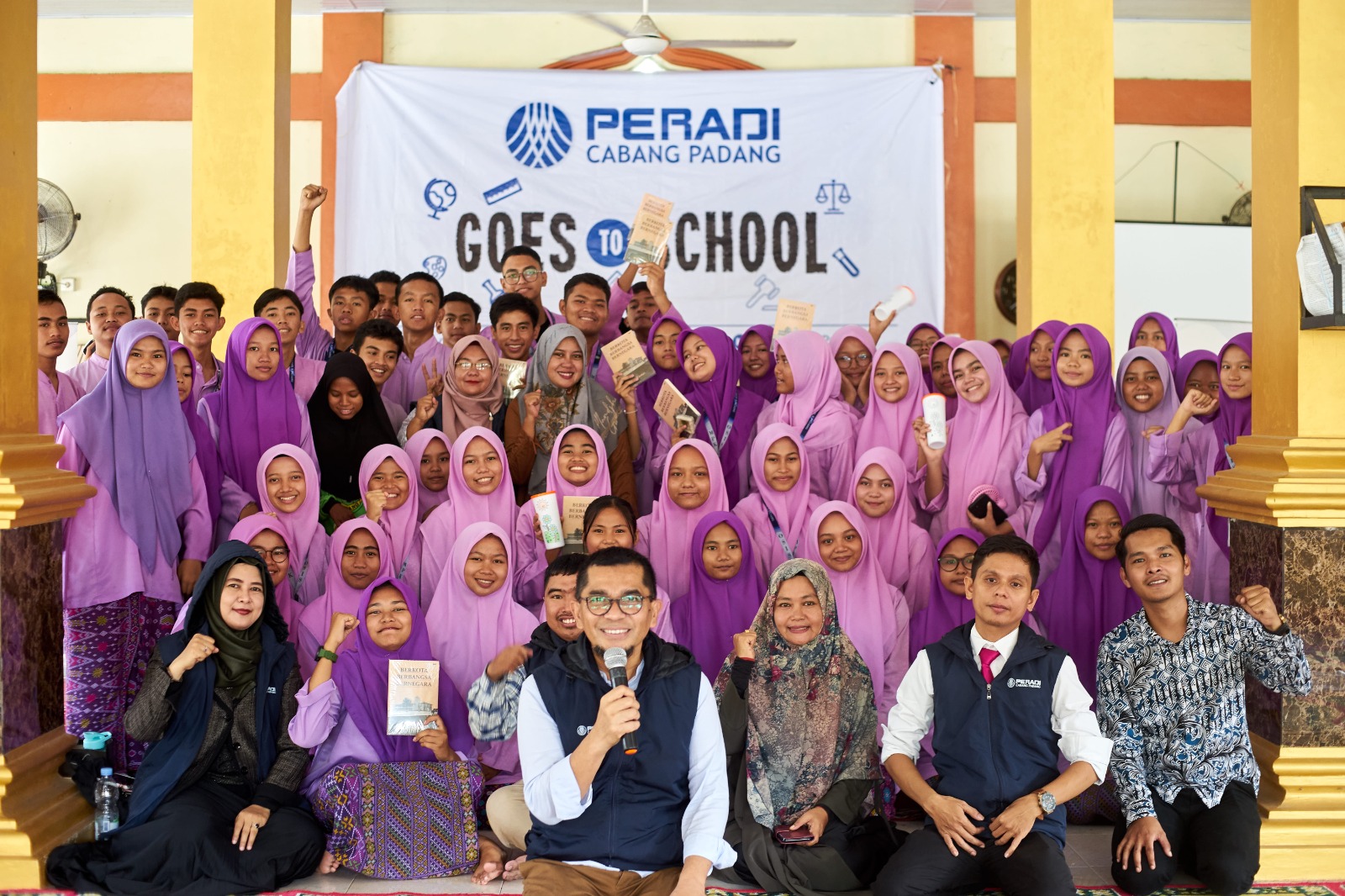 Peradi Goes To School Hadir di SMAN 8 Padang Peradi Goes To School Hadir di SMAN 8 Padang