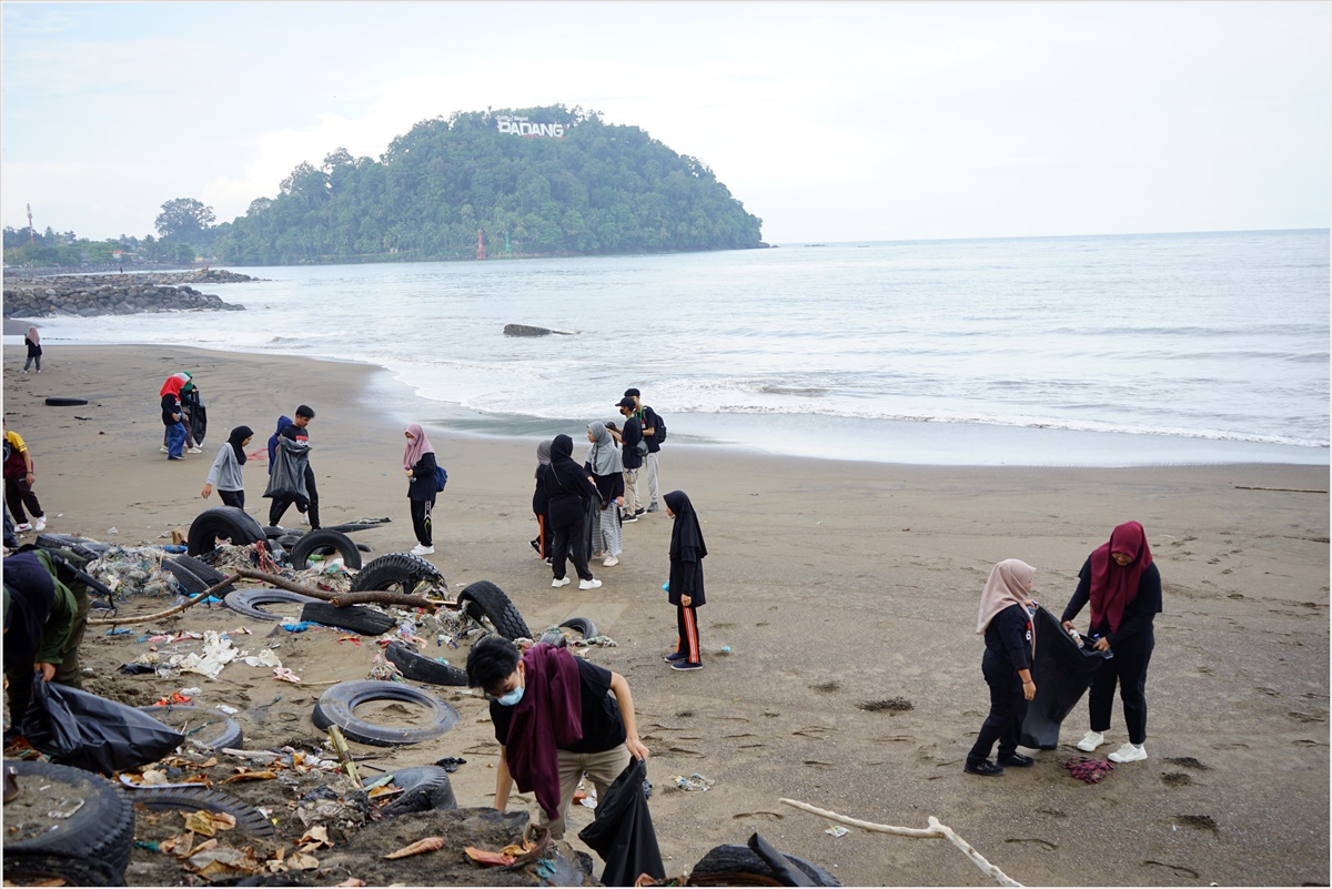 Unand Gelar Jalan Sehat dan Aksi Bersih Pantai Padang
