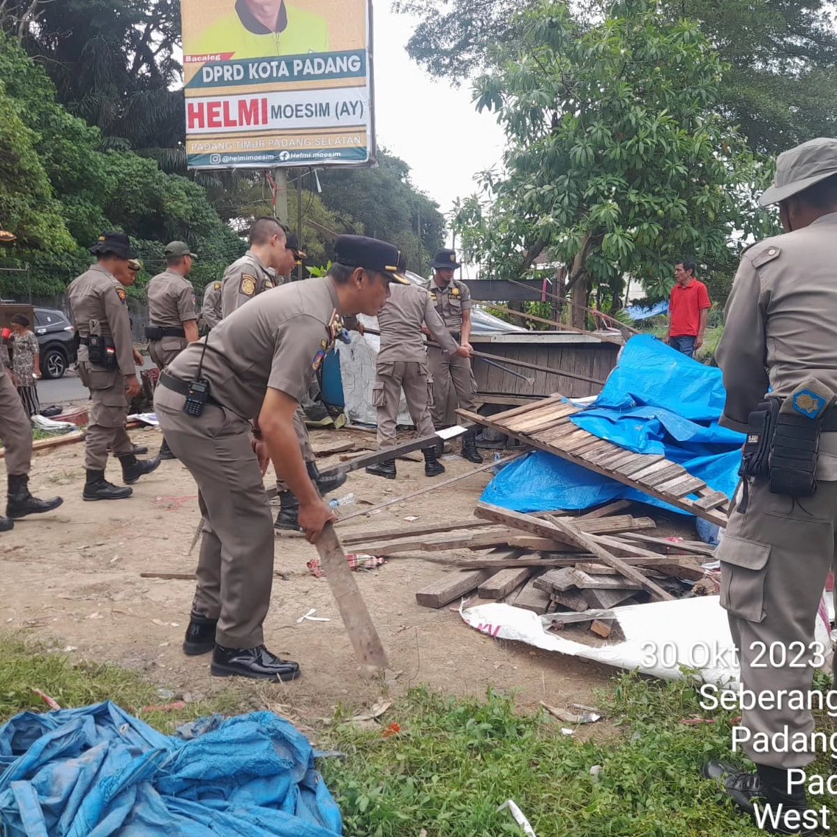 Langgar Aturan, Satpol PP Tertibkan PKL di Padang Selatan