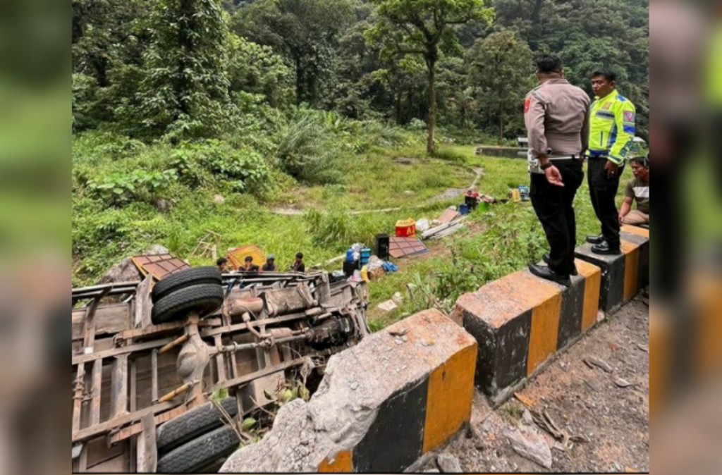 Diduga Mati Mesin dan Rem Blong, Truk Masuk Jurang di Silaiang Diduga Mati Mesin dan Rem Blong, Truk Masuk Jurang di Silaiang