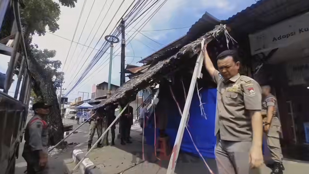 Satpol PP Padang Tertibkan PKL di Trotoar Satpol PP Padang Tertibkan PKL di Trotoar
