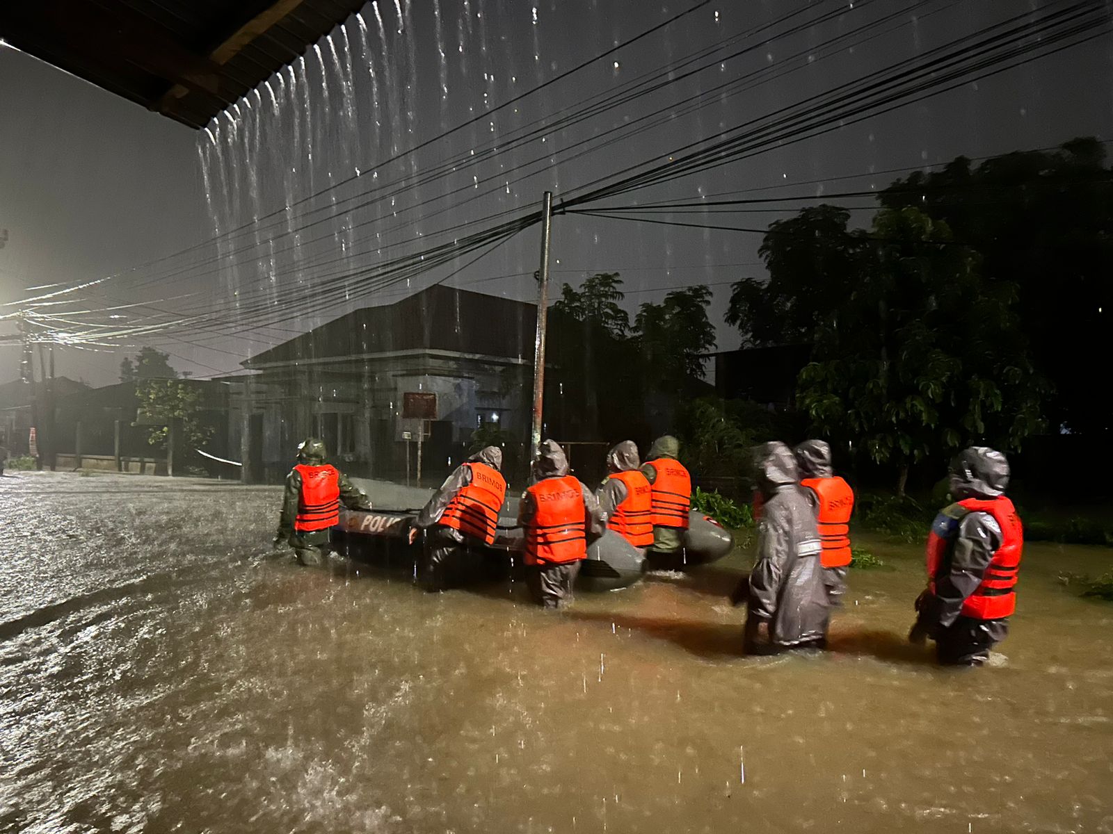 Hujan Lebat Sebabkan Banjir di Padang, BPBD Evakuasi Warga Hujan Lebat Sebabkan Banjir di Padang, BPBD Evakuasi Warga
