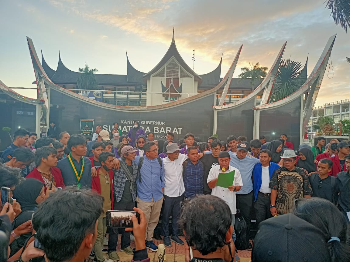 Majelis Akademika dan Masyarakat Sipil Sumbar Unjuk Rasa, Menggugat ... Majelis Akademika dan Masyarakat Sipil Sumbar Unjuk Rasa, Menggugat ...