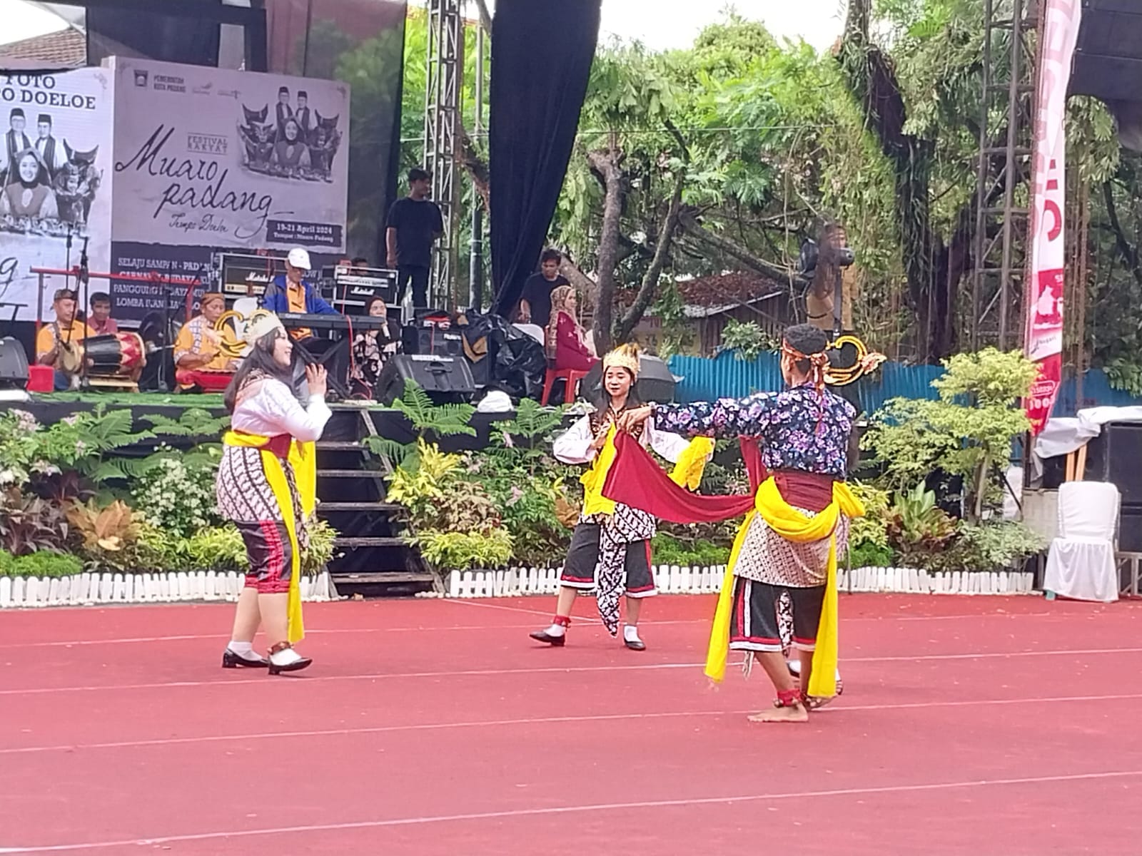 Aksi Kuda Lumping di Festival Muaro Padang