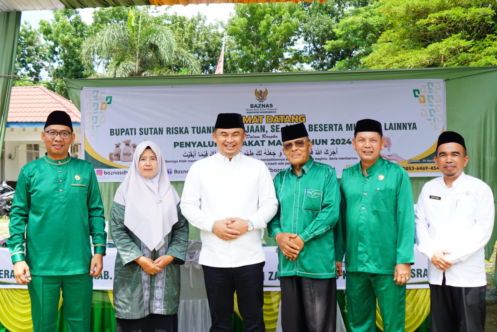 Bupati Dharmasraya Beserta Muzaki Potensial Tunaikan Zakat Mal di Gerai ... Bupati Dharmasraya Beserta Muzaki Potensial Tunaikan Zakat Mal di Gerai ...