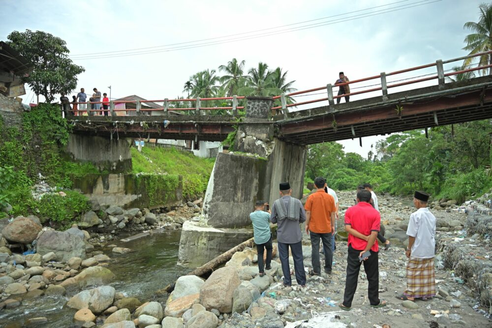 Tergerus Air Sungai, Gubernur Sumbar Cek Kerusakan Jembatan Pasar Tandikek