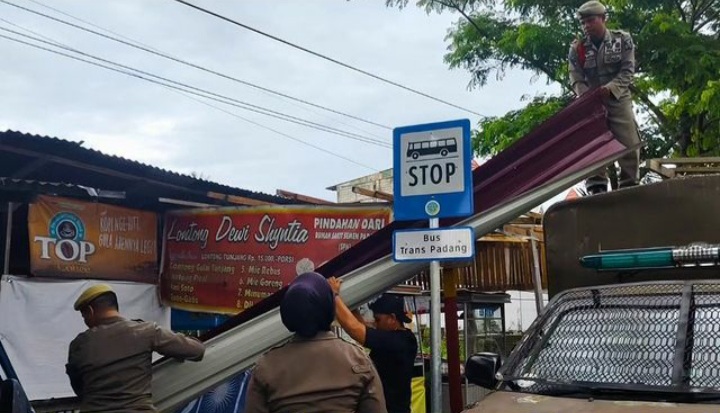 Bangunan Menutupi Halte Trans Padang, Sebuah Warung Makan di Bypass ...