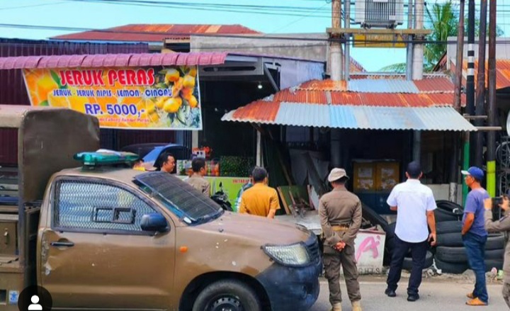 Sangat Berbahaya, Sebuah Bangunan di Padang Berdiri di Bawah Trafo ... Sangat Berbahaya, Sebuah Bangunan di Padang Berdiri di Bawah Trafo ...
