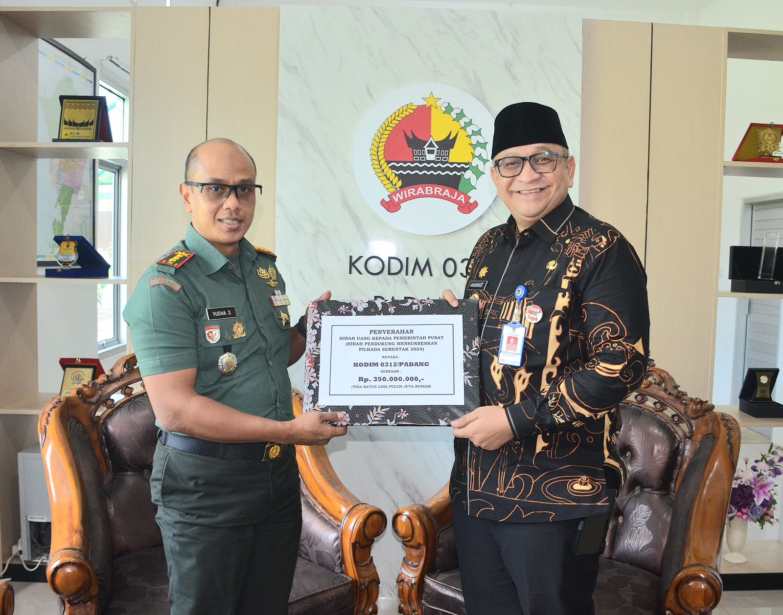 Pj Wako Serahkan Hibah Pengamanan Pilkada 2024 kepada Kodim 0312/Padang Pj Wako Serahkan Hibah Pengamanan Pilkada 2024 kepada Kodim 0312/Padang