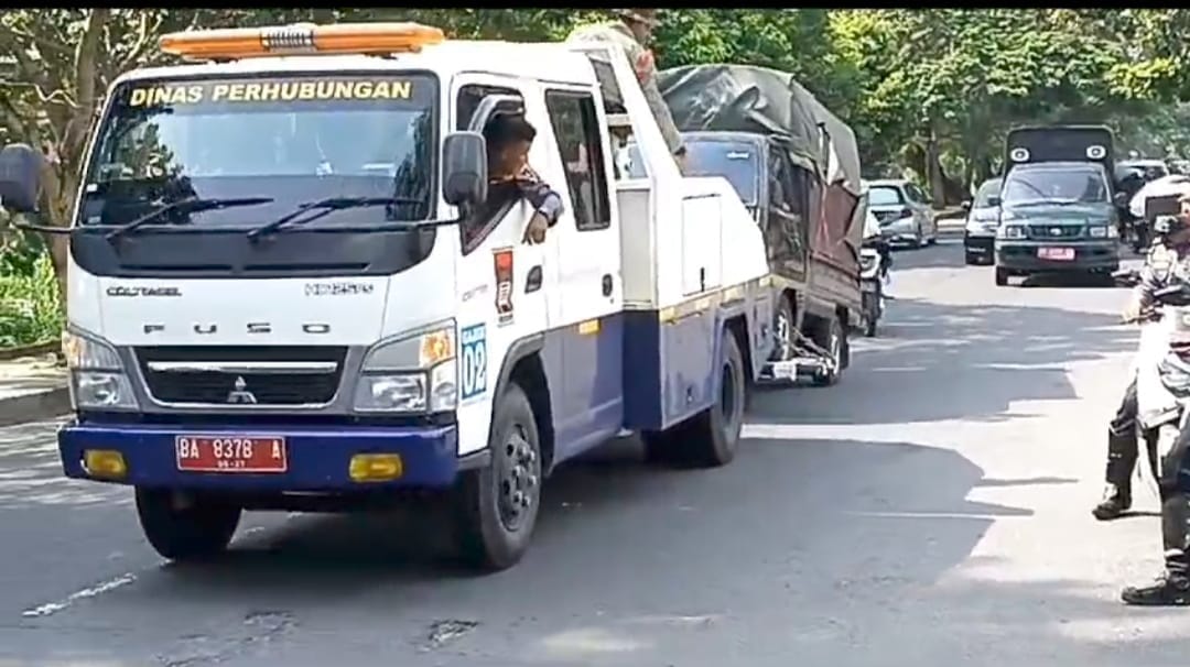 Parkir Sembarangan, Sejumlah Mobil Diderek Dishub Padang