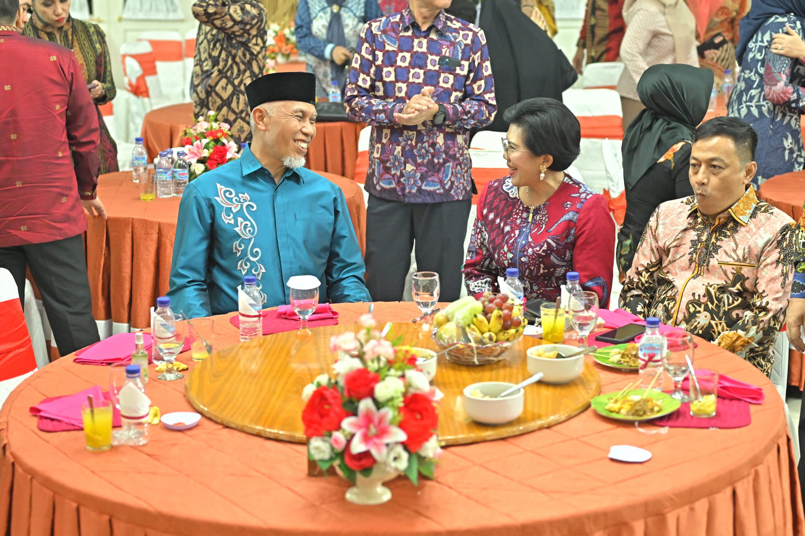 Gubernur Mahyeldi dan Unsur Forkopimda Jamu Kajati Sumbar yang Baru ... Gubernur Mahyeldi dan Unsur Forkopimda Jamu Kajati Sumbar yang Baru ...