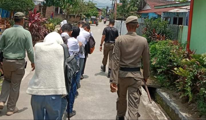 Satpol PP Padang Amankan 6 Pelajar yang Asyik Main Biliar saat Jam Belajar