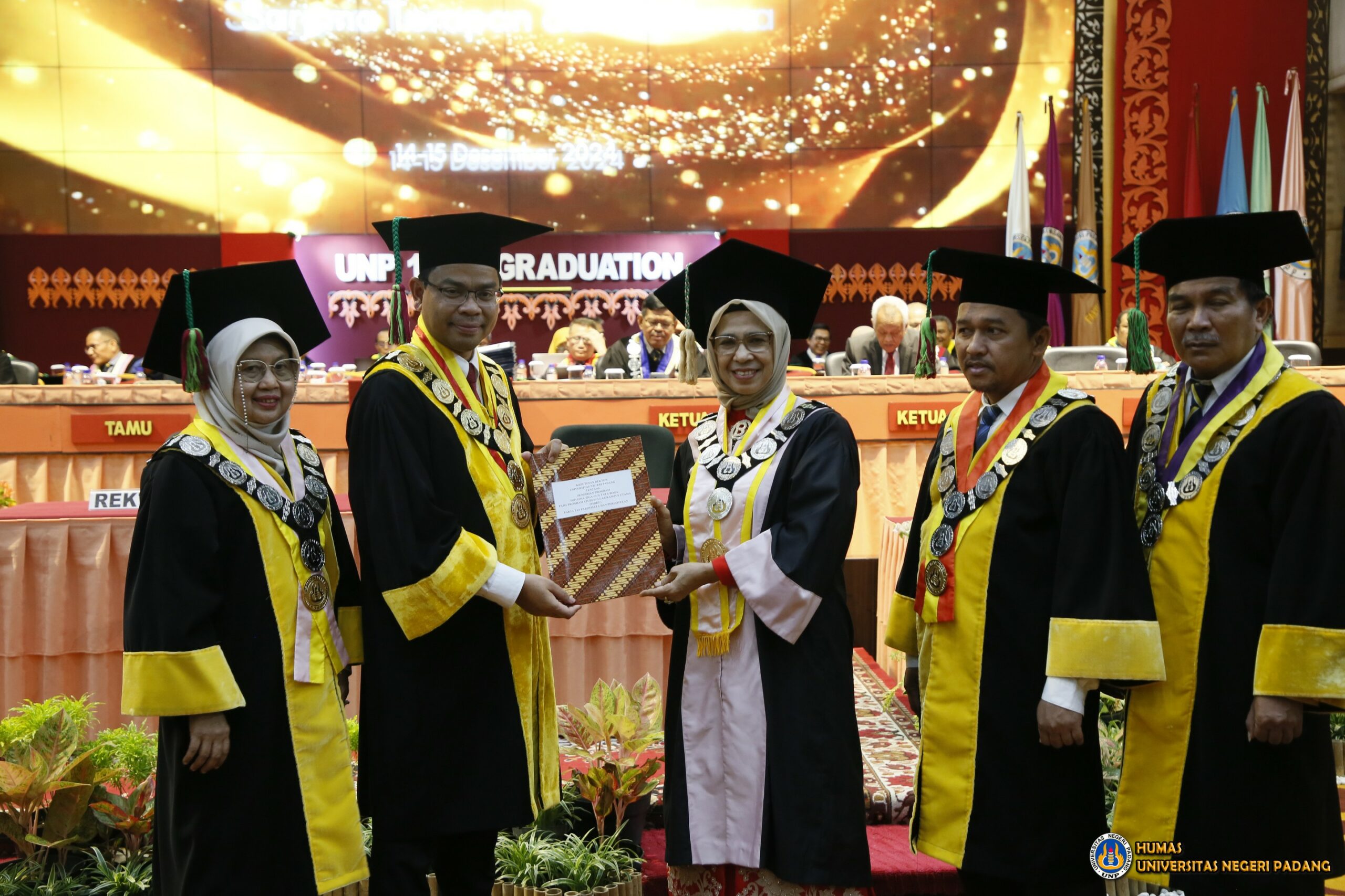 Momen Wisuda ke 137, Rektor UNP Serahkan SK 4 Prodi Baru