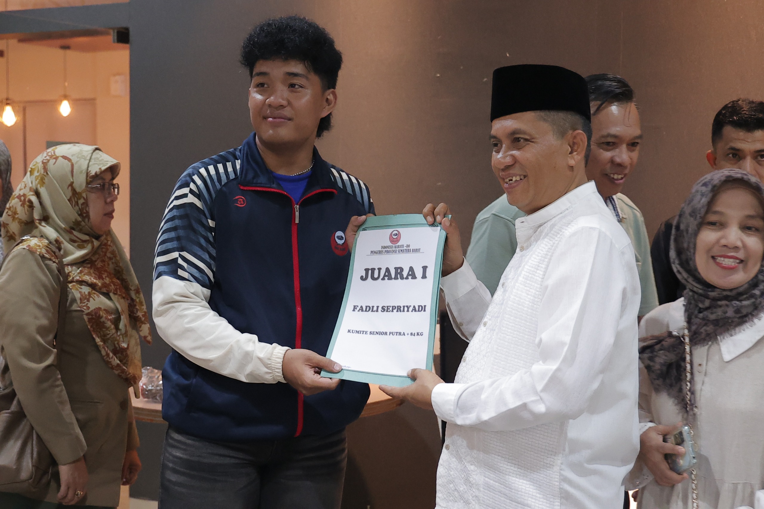 Inkado Sumbar Serahkan Bonus Karateka Peraih Medali di Ajang Kejurnas 2025