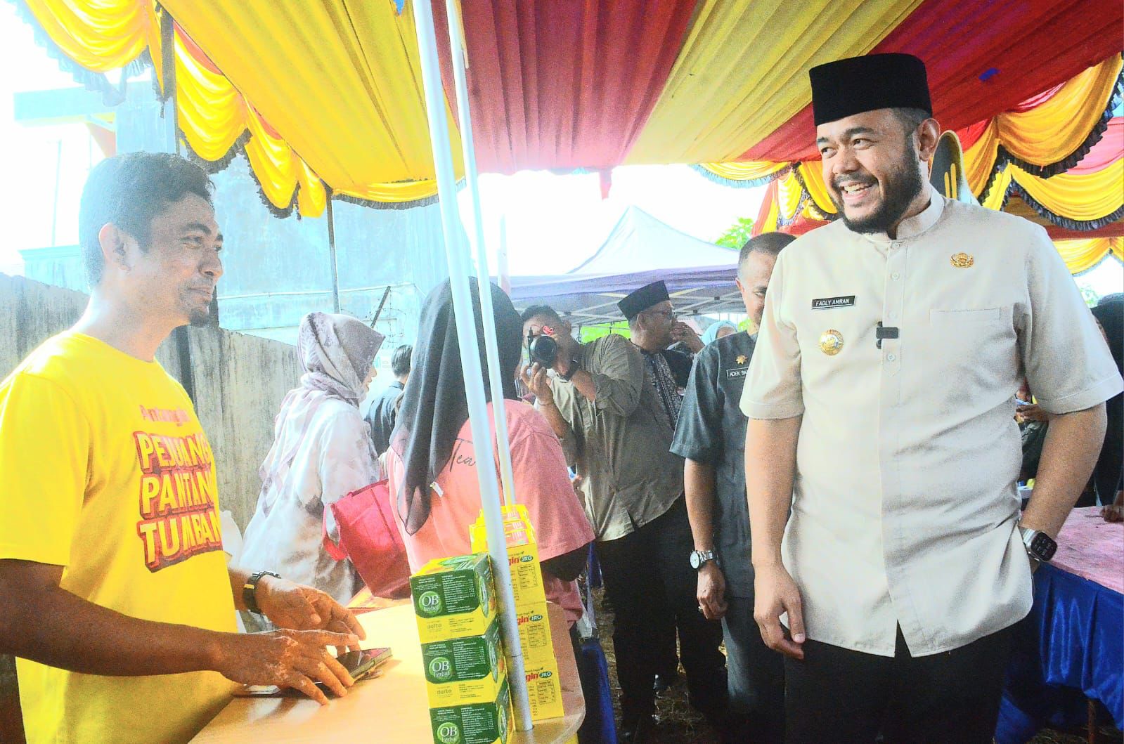 Tinjau Pasar Murah Pemko di Dadok Tunggul Hitam, Wako Fadly Amran ...