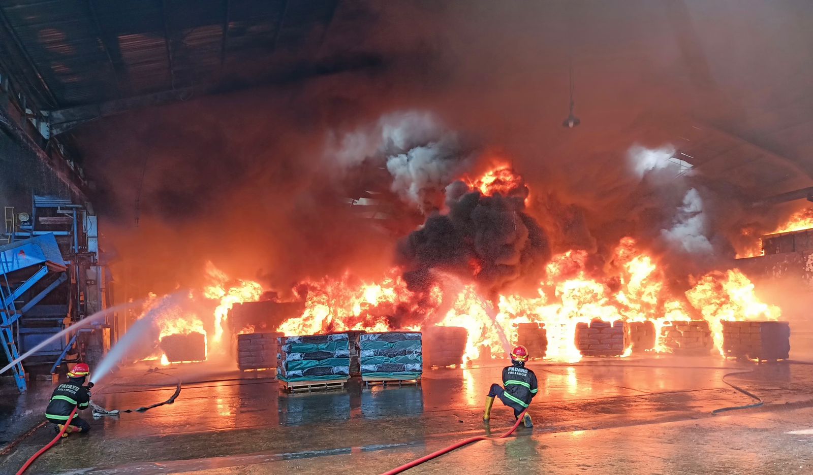 Pabrik Karet di Padang Terbakar, Sudah 2 Jam Api Belum Padam