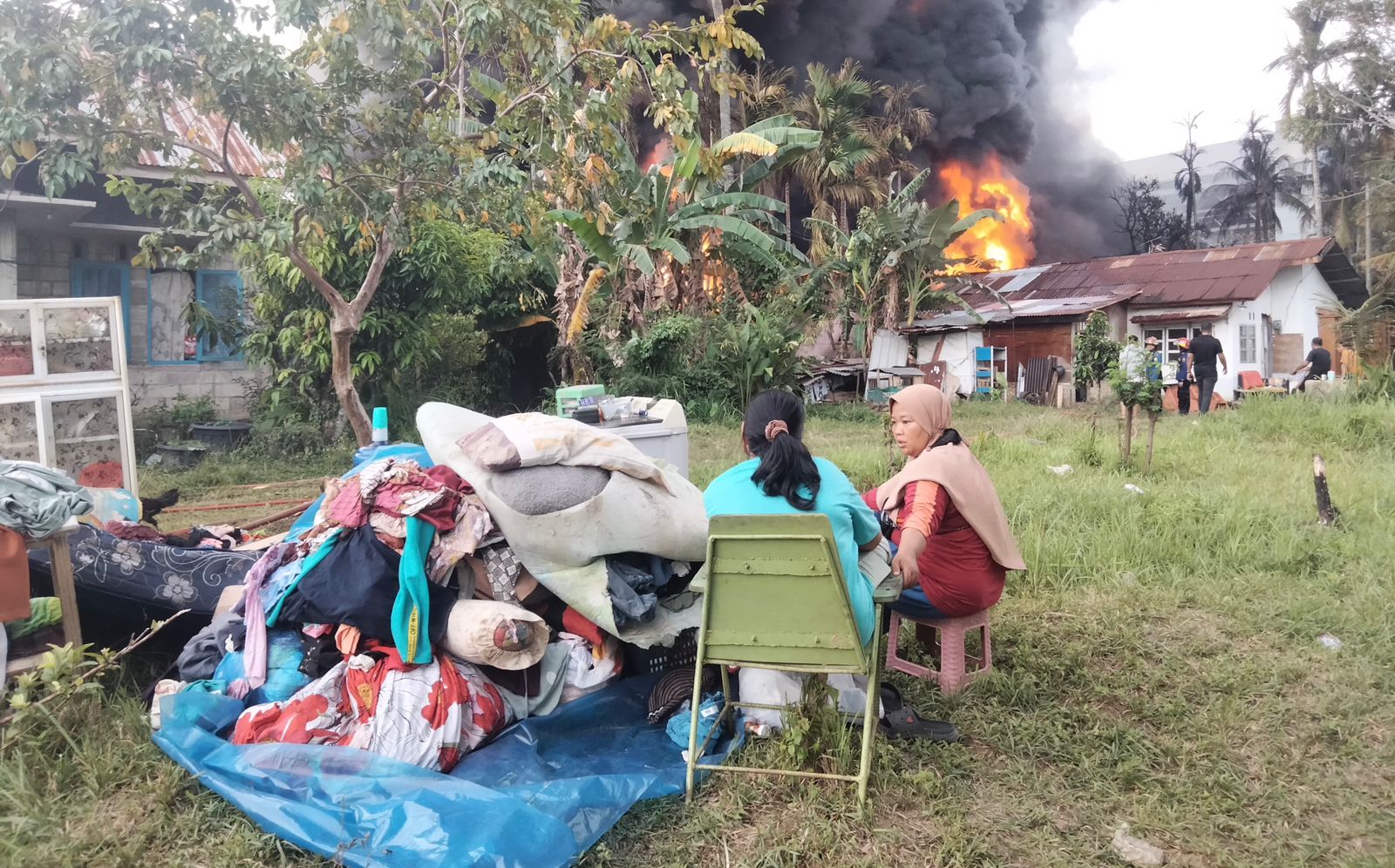 Kobaran Api Kebakaran Pabrik Karet di Padang Mulai Dekati Rumah Warga