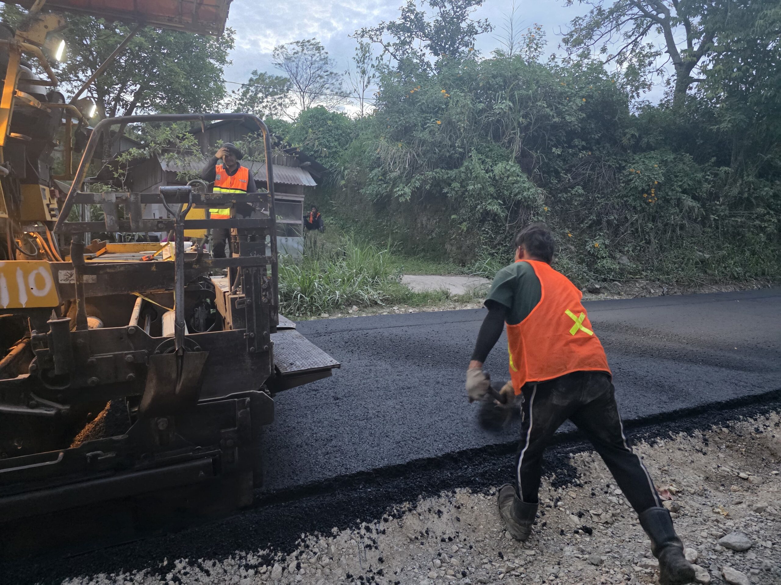 Rusak Parah 2,2 Km, Gubernur Sumbar Pantau Perbaikan Jalan Padang Lua