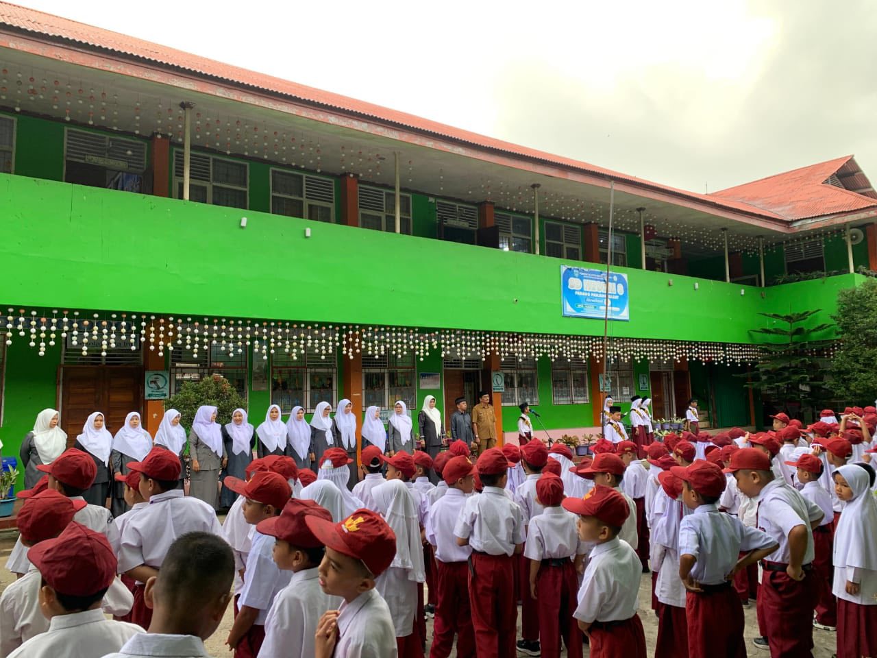 Tahun Ajaran Baru, Pemko Padang Panjang Bagikan Seragam Sekolah Gratis