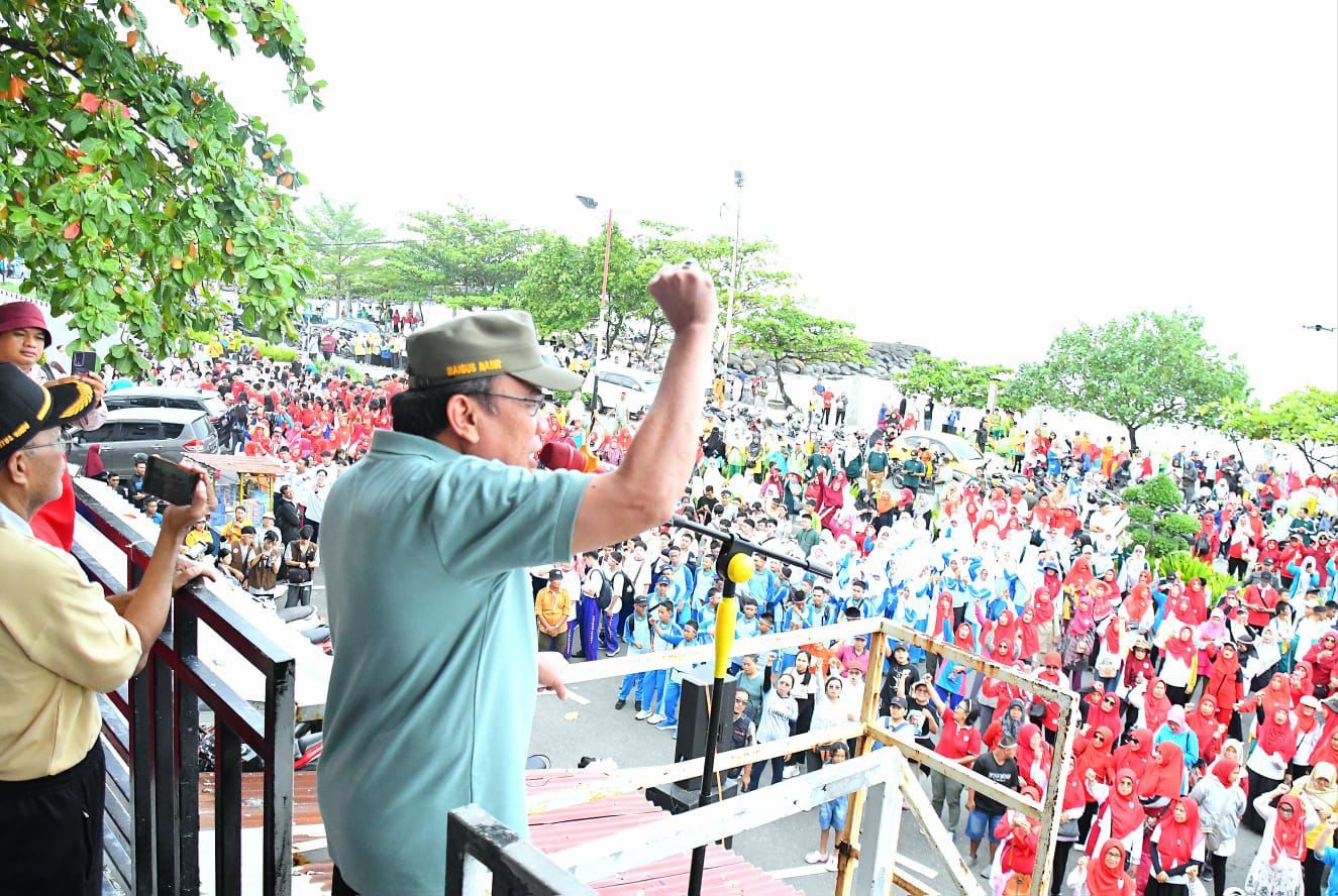 HJK Padang ke-356, Ratusan Warga Lintas Suku dan Agama Lakukan Aksi Bersih Pantai Padang