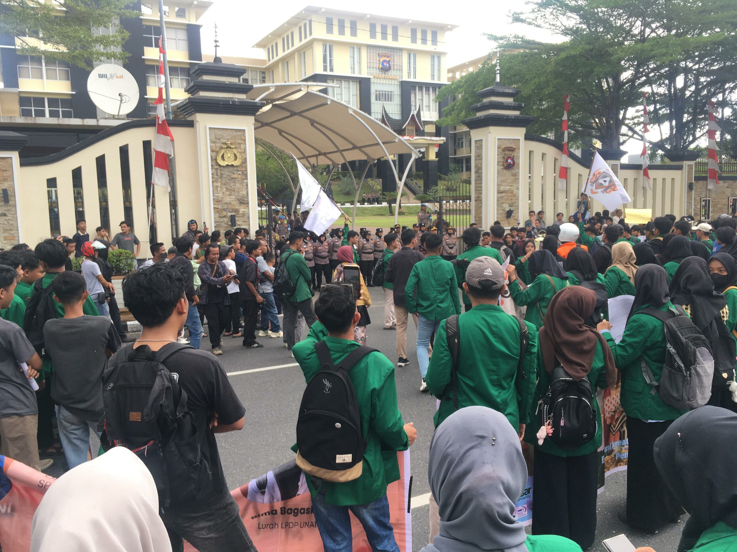 Demo di Polda Sumbar, Mahasiswa Soraki Polisi dengan Sebutan Pembunuh