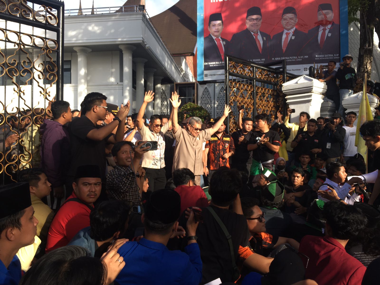 Temui Massa Demo, Ketua DPRD Sumbar Janji Kawal Tuntutan ke Pusat