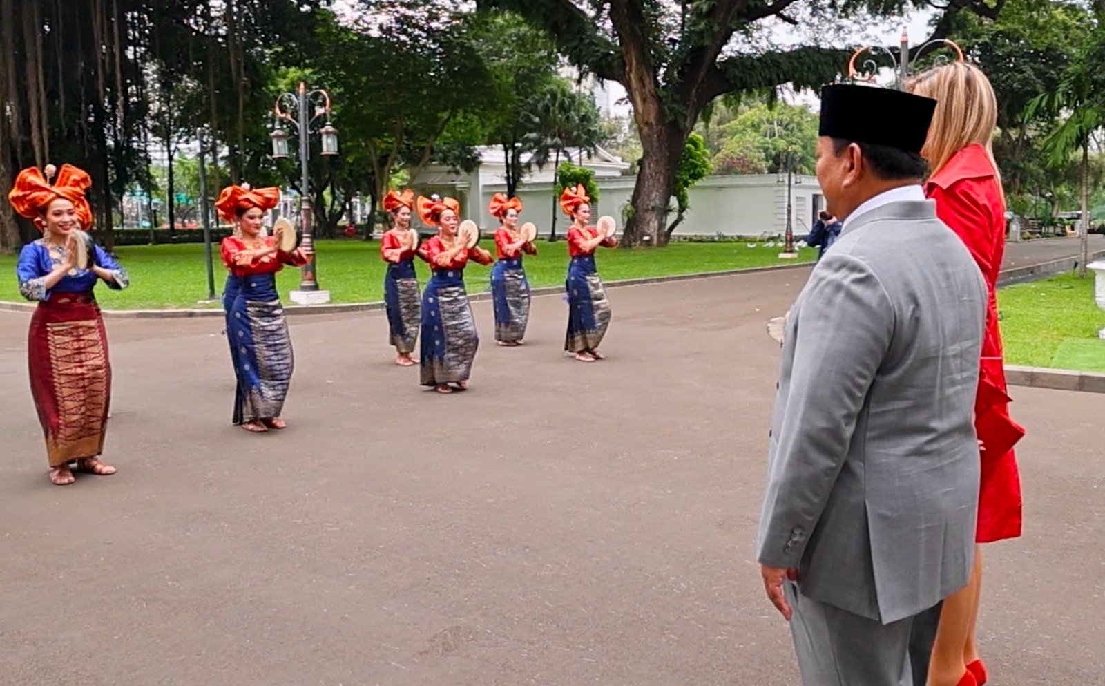 Temui Prabowo di Istana Merdeka, Ratu Maxima Disambut Tari Indang