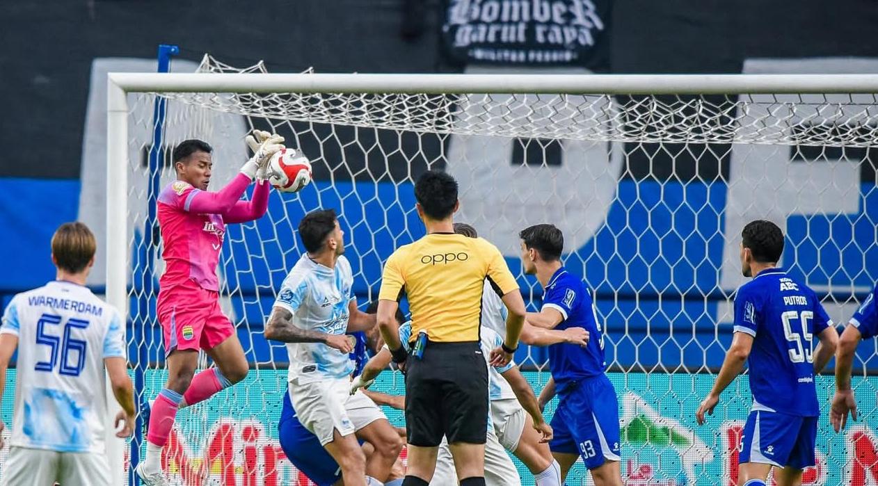 Sosok Teja Paku Alam, Kiper Persib Bandung Asal Pesisir Selatan ...